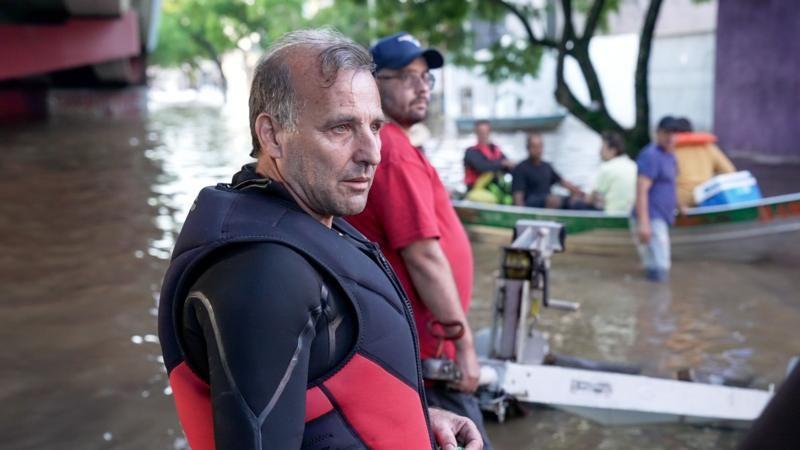 El hombre que rescató a unas 300 personas en las históricas ...